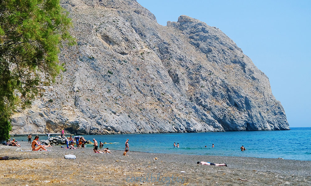 【聖托里尼沙灘】Paralia Perissa沙灘玩水＆陽傘躺椅超舒適 – 卡蘿旅遊生活札記