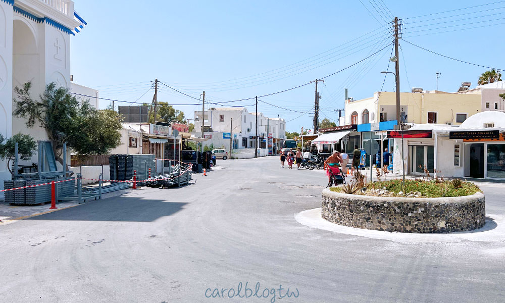 【聖托里尼沙灘】Paralia Perissa沙灘玩水＆陽傘躺椅超舒適 – 卡蘿旅遊生活札記