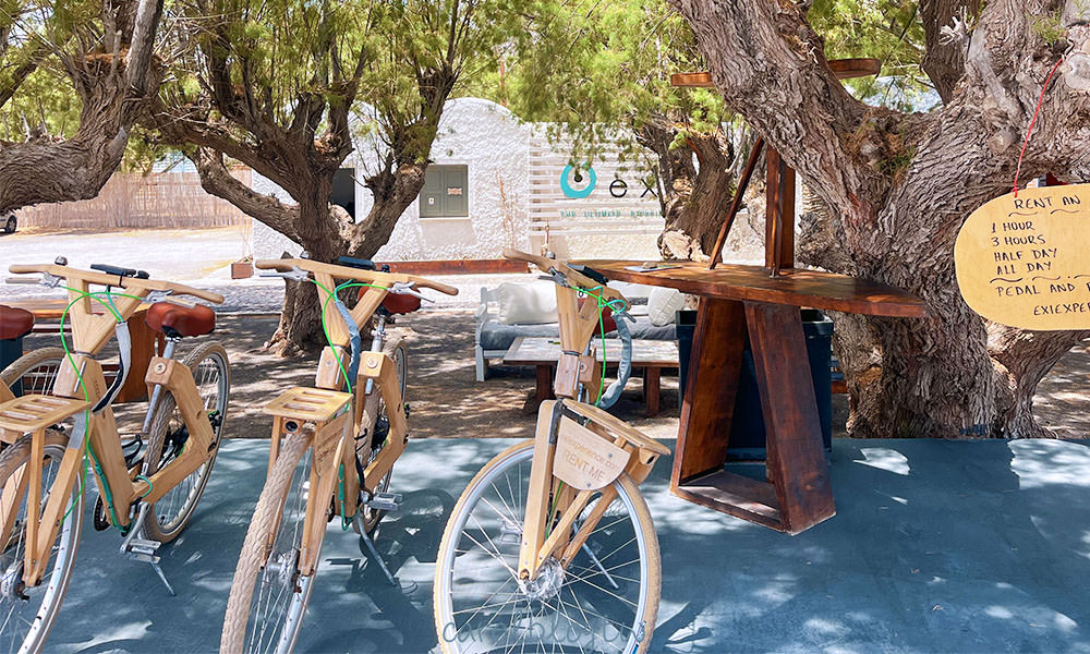 【聖托里尼沙灘】Paralia Perissa沙灘玩水＆陽傘躺椅超舒適 – 卡蘿旅遊生活札記