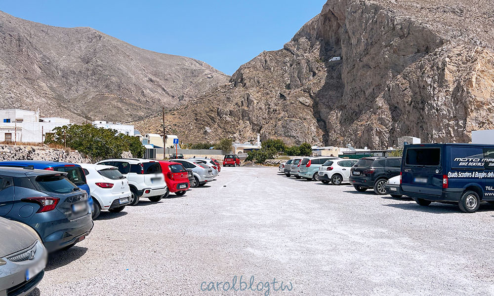 【聖托里尼沙灘】Paralia Perissa沙灘玩水＆陽傘躺椅超舒適 – 卡蘿旅遊生活札記