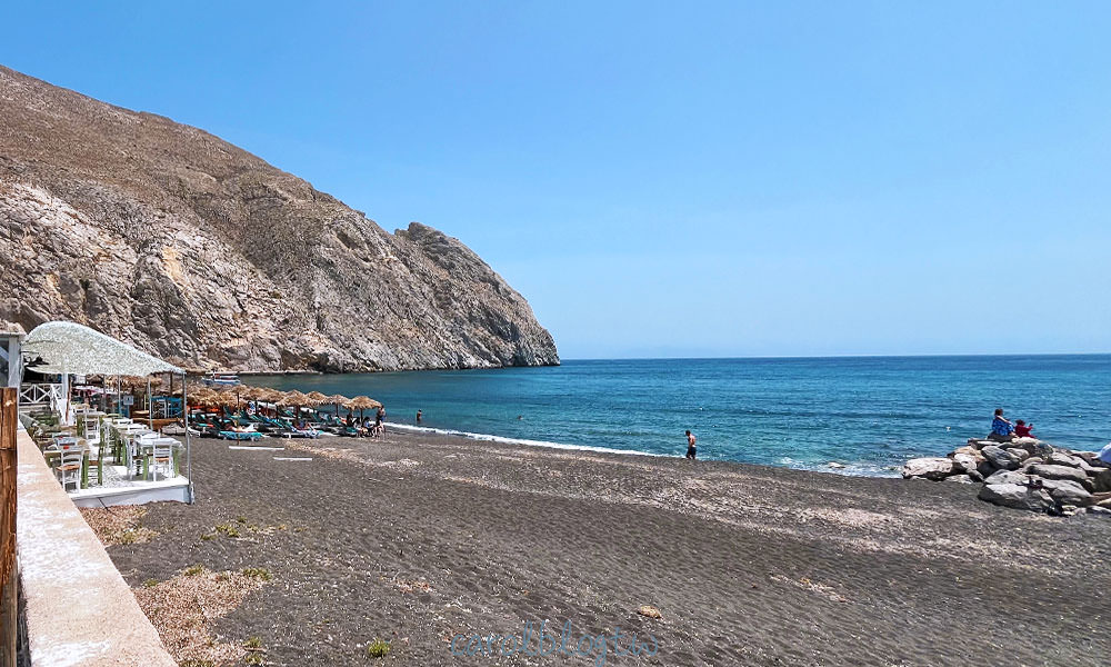 【聖托里尼沙灘】Paralia Perissa沙灘玩水＆陽傘躺椅超舒適 – 卡蘿旅遊生活札記