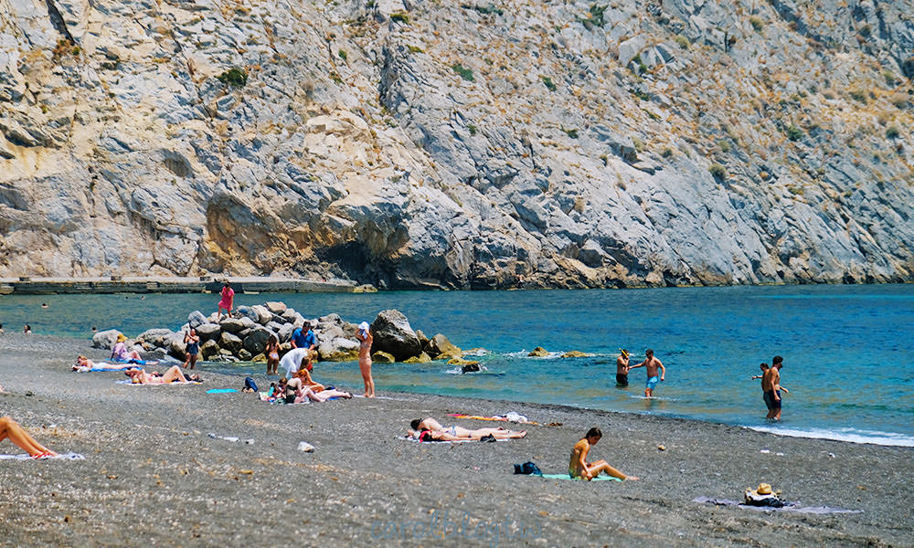 【聖托里尼沙灘】Paralia Perissa沙灘玩水＆陽傘躺椅超舒適 – 卡蘿旅遊生活札記