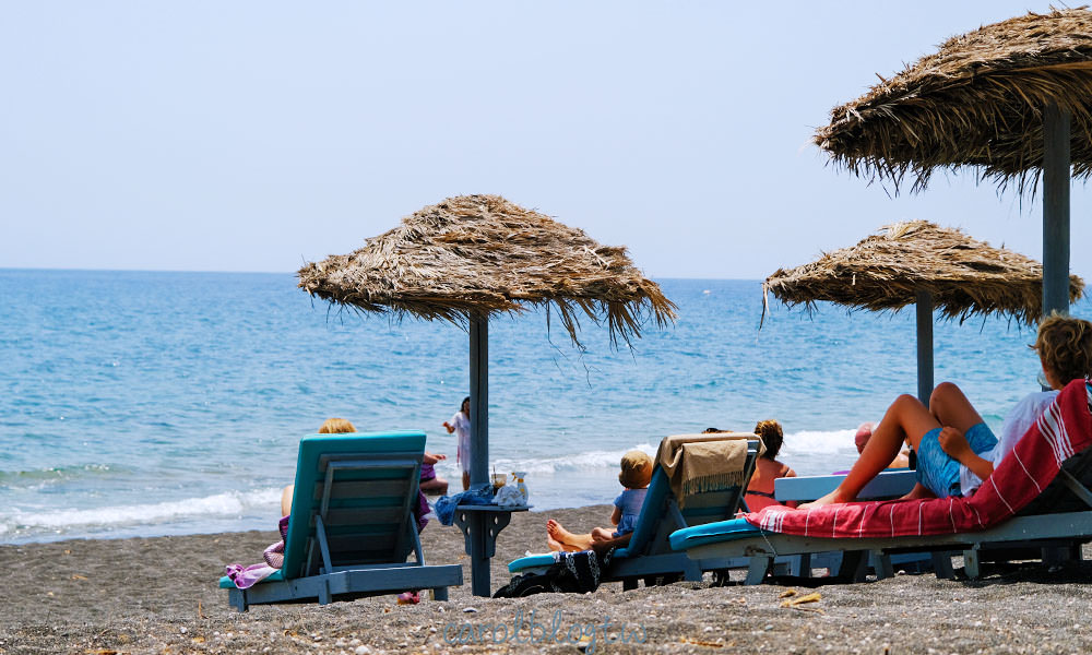 【聖托里尼沙灘】Paralia Perissa沙灘玩水＆陽傘躺椅超舒適 – 卡蘿旅遊生活札記