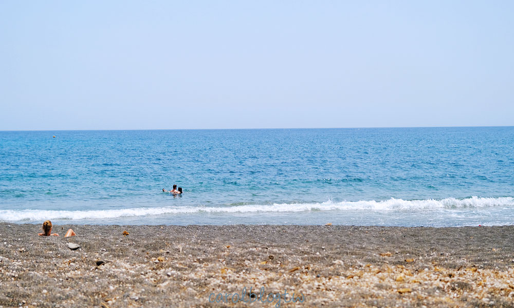 【聖托里尼沙灘】Paralia Perissa沙灘玩水＆陽傘躺椅超舒適 – 卡蘿旅遊生活札記