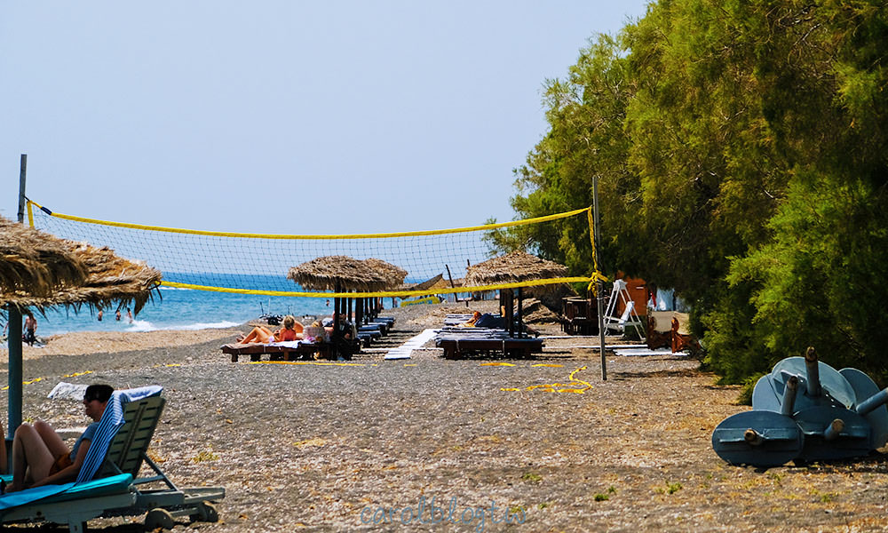 【聖托里尼沙灘】Paralia Perissa沙灘玩水＆陽傘躺椅超舒適 – 卡蘿旅遊生活札記