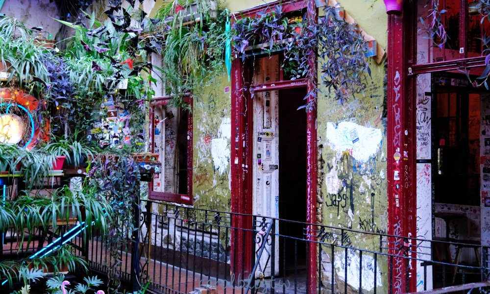 Szimpla Kert 廢墟酒吧攻略｜下午去是什麼感覺？白天去人少好拍照 – 卡蘿旅遊生活札記